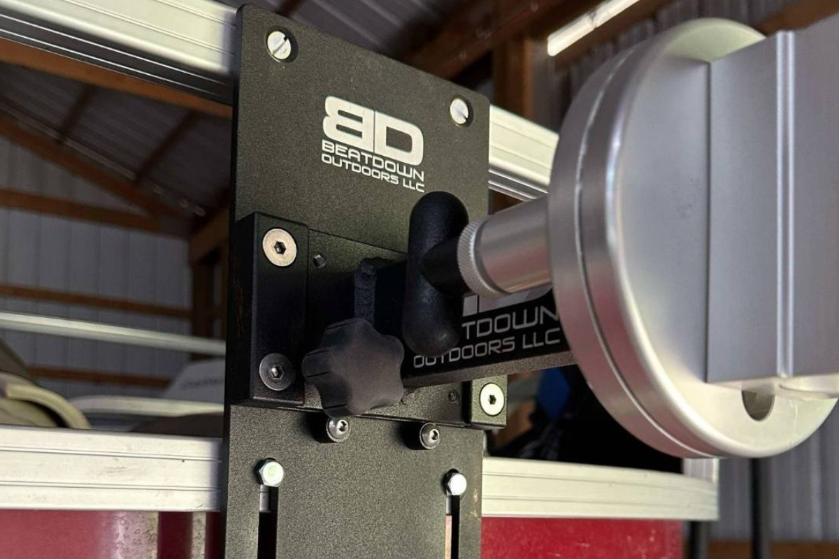 Choosing the Best Livescope Pontoon Mount for Family Fishing Fun ...